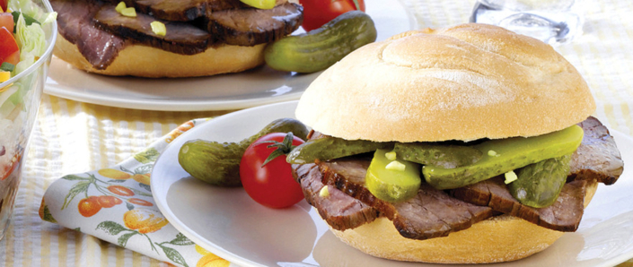 Sandwich de Brisket con Pepinillos Agrios - Canadian Beef